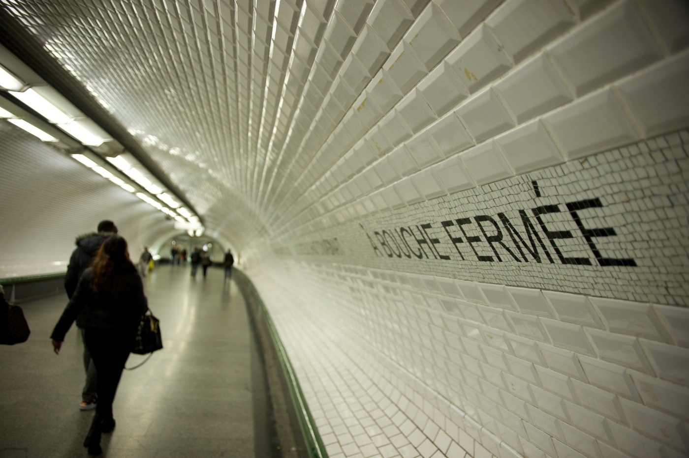 Arial Mosaic in the Paris Métro - Fonts In Use